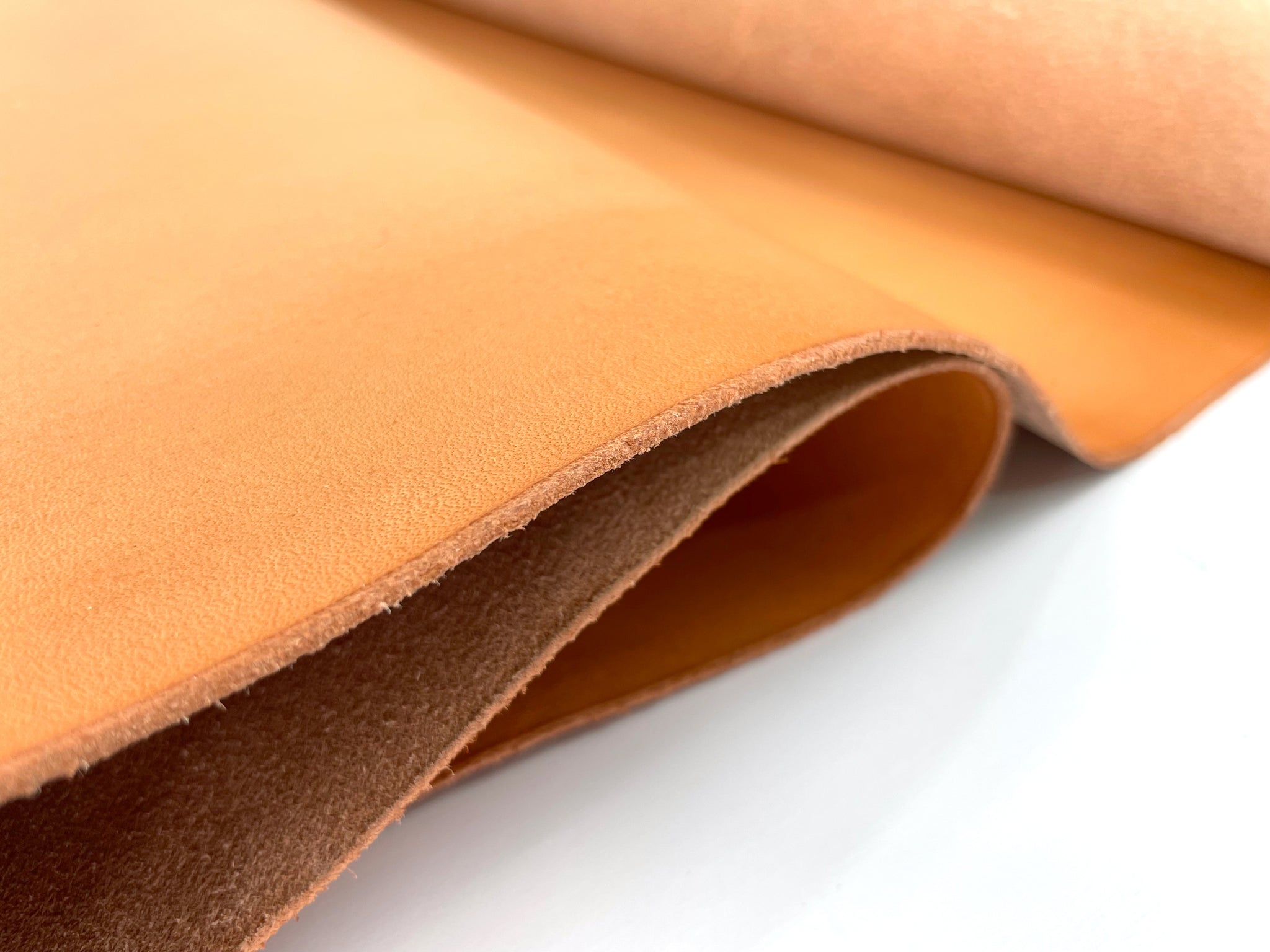 Pull-up leather made from Tochigi leather with an elegant sheen ...